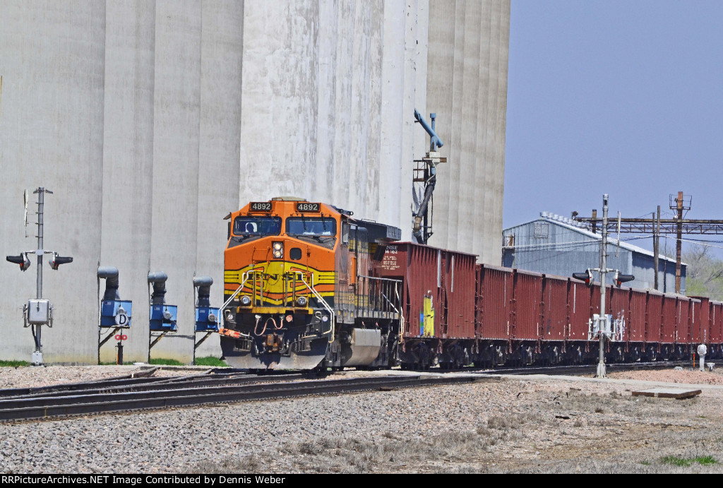BNSF 4892.